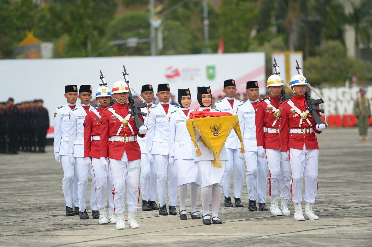 Wakil Gubernur Riau Pimpin Upacara Penurunan Bendera HUT RI Ke-78